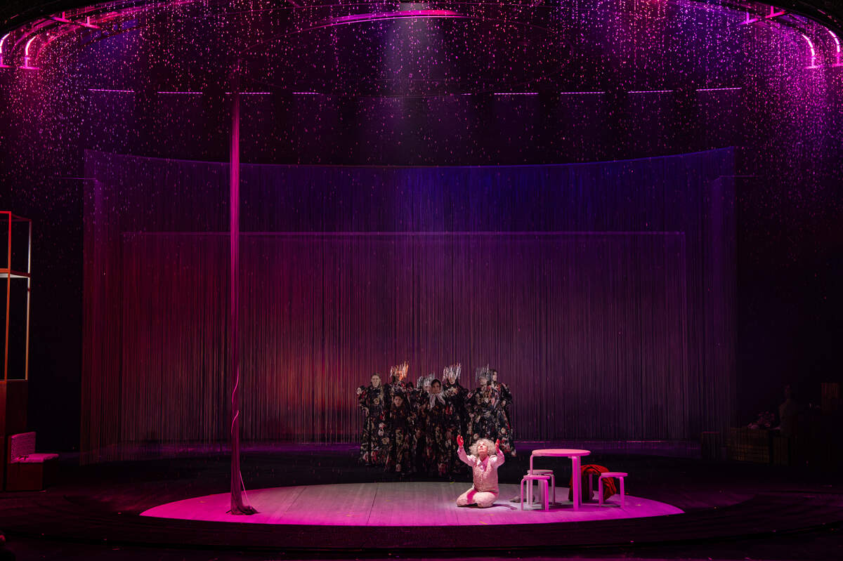 Dailes teātris | DZEN SAVU ARKLU PĀR MIRUŠO KAULIEM